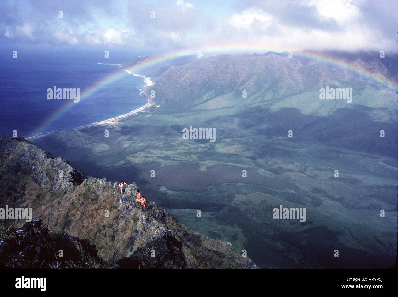 Hikers on narrow ridge high above Oahu's Makua Valley Stock Photo - Alamy