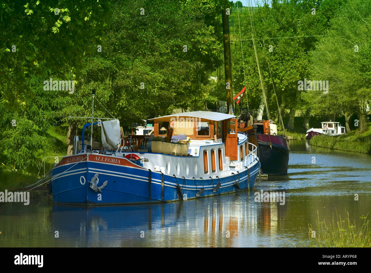 CANAL DU MIDI HOUSEBOAT LANGUEDOC FRANCE Stock Photo - Alamy