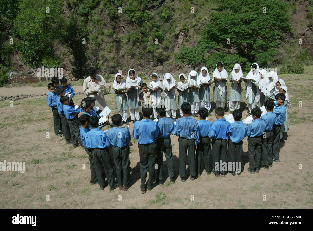 Class girls pakistan hi-res stock photography and images - Alamy
