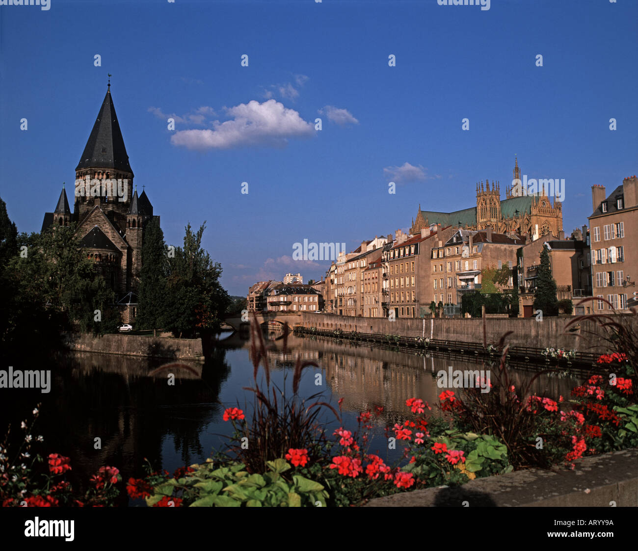 The old town of Metz and Cathedrale St Etienne Stock Photo - Alamy