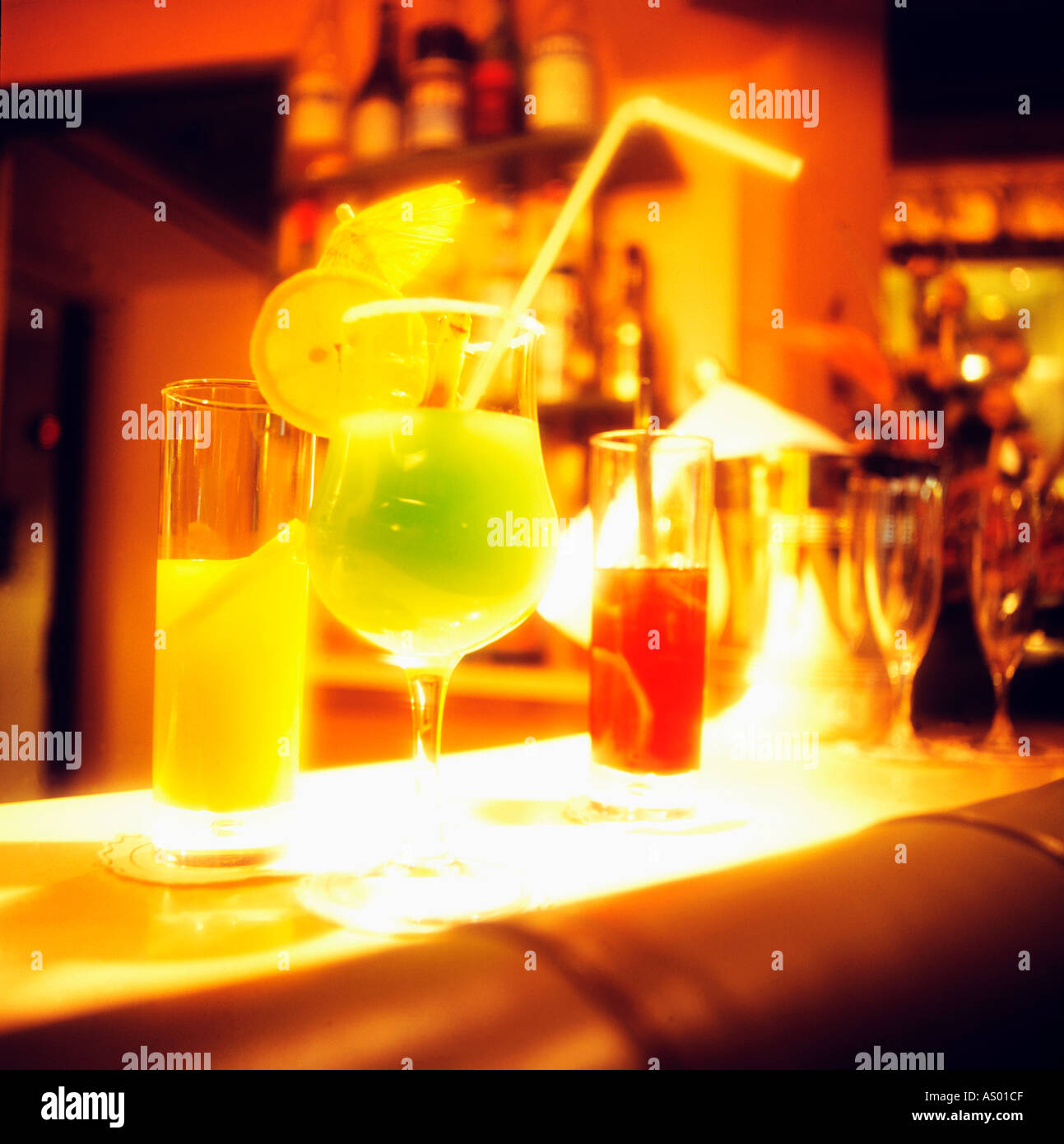 night scene at a cocktail bar Stock Photo - Alamy
