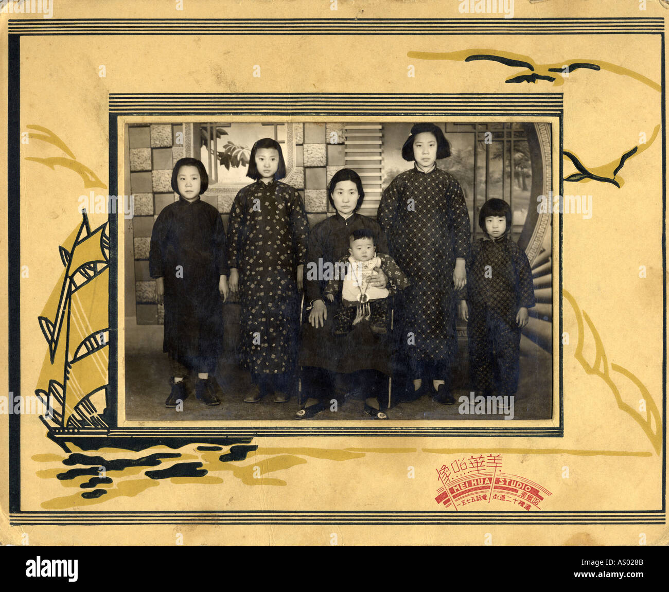 Traditional chinese family portraits hi-res stock photography and ...