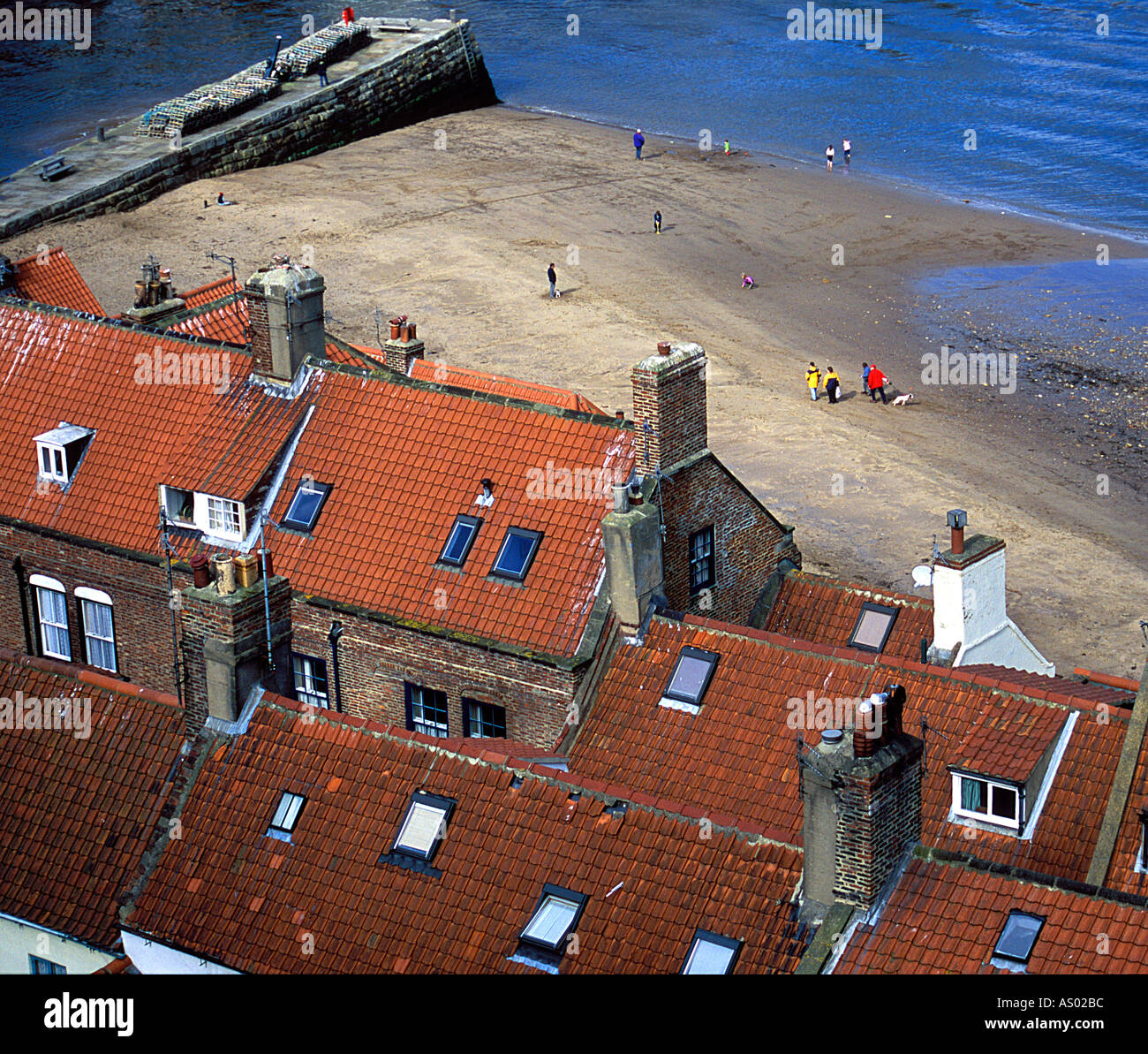 Beach whitby uk family hi-res stock photography and images - Alamy