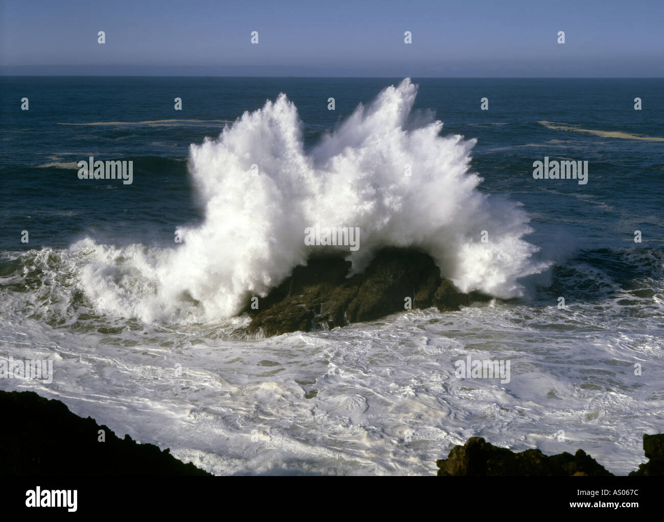 Wave crashes on rock hi-res stock photography and images - Alamy
