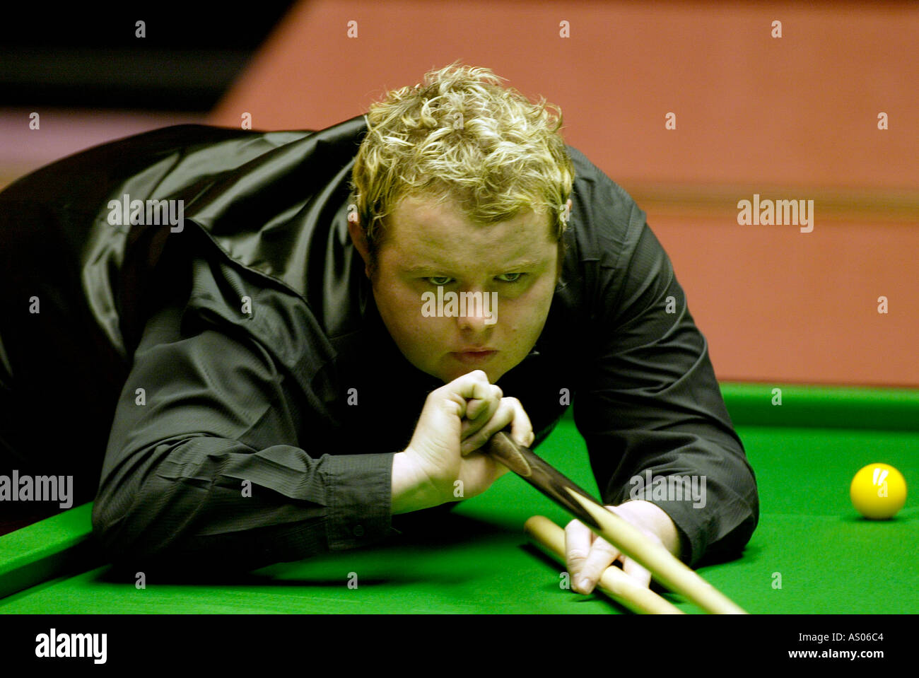 Snooker embassy world championship crucible theatre hi-res stock ...