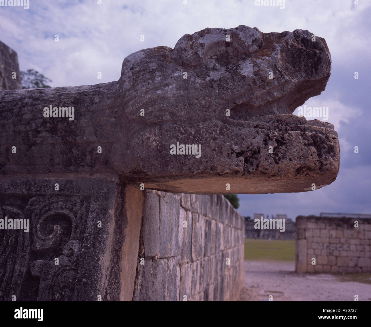 Mayan serpent statue hi-res stock photography and images - Alamy