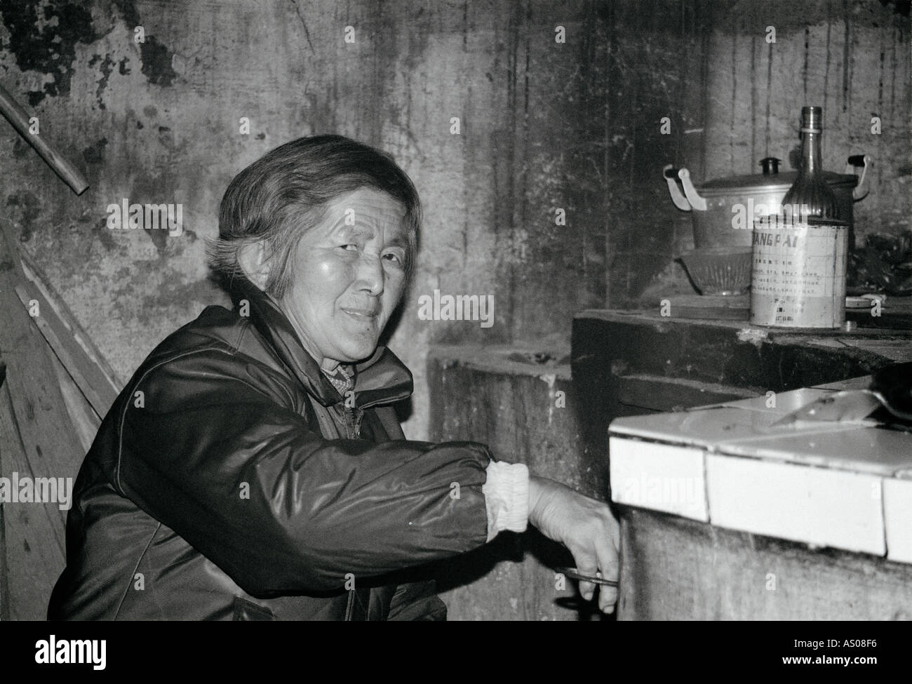 chinese woman cooking Stock Photo - Alamy
