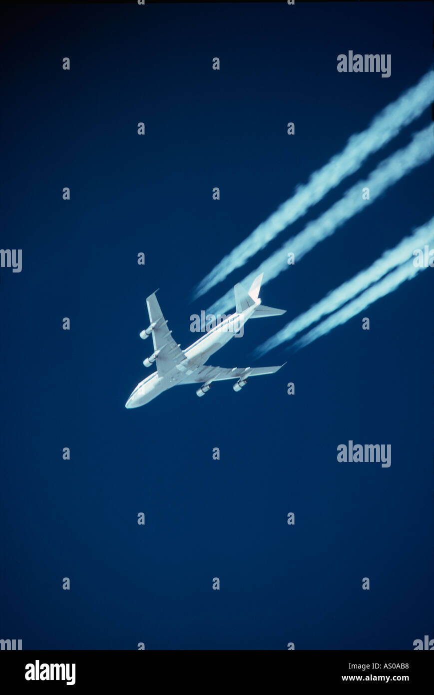 Aeroplanes contrails hi-res stock photography and images - Alamy