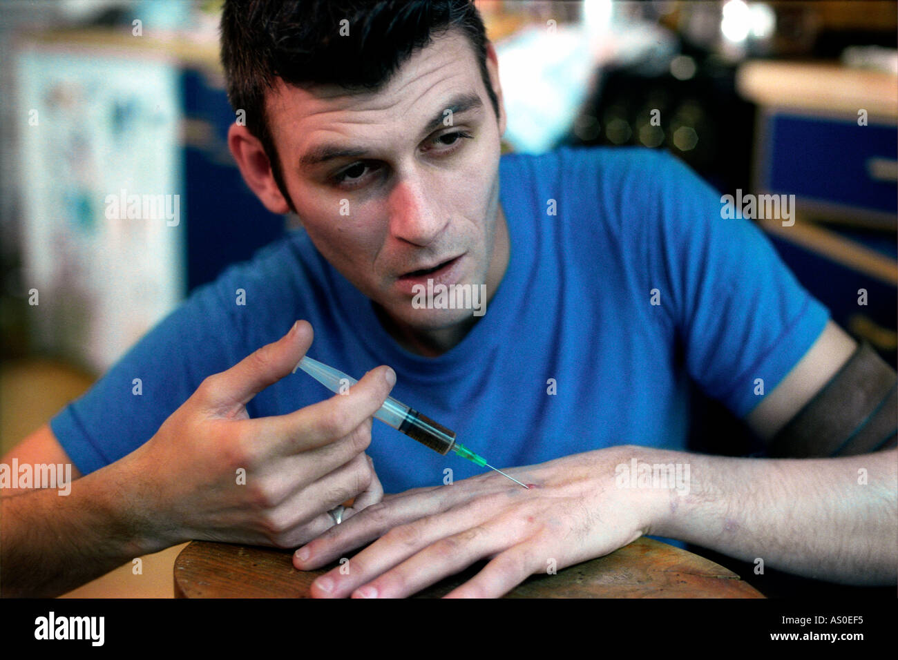 Heroin addict to injecting Stock Photo - Alamy