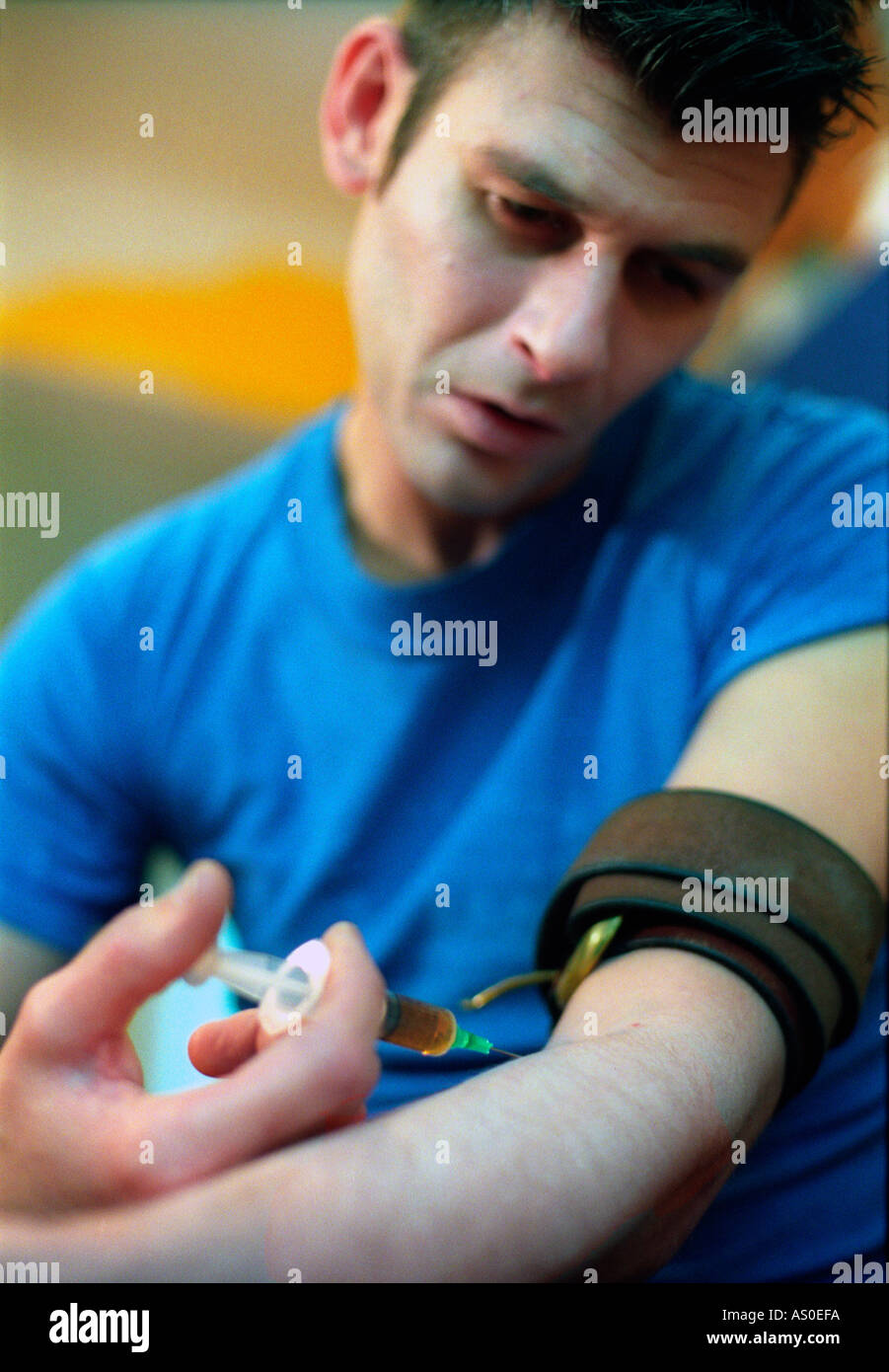 Heroin addict to injecting Stock Photo - Alamy