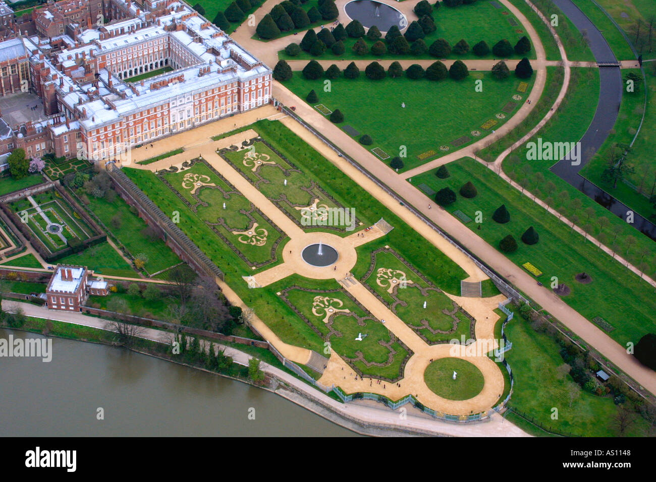 Hampton court palace aerial hi-res stock photography and images - Alamy