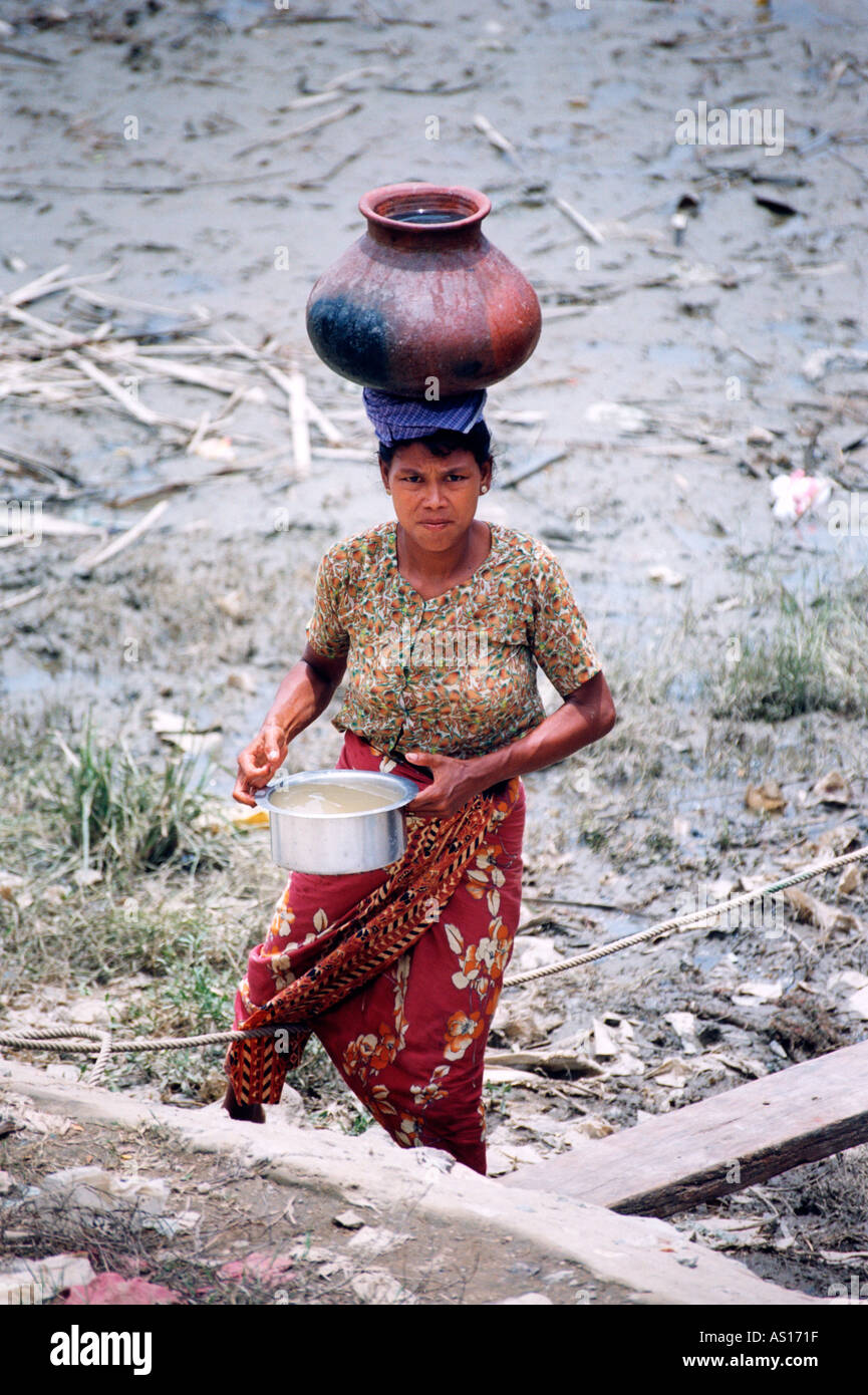 Myanmar Burma Mandalay Woman Carrying A Pot On Her Head Stock Photo - Alamy