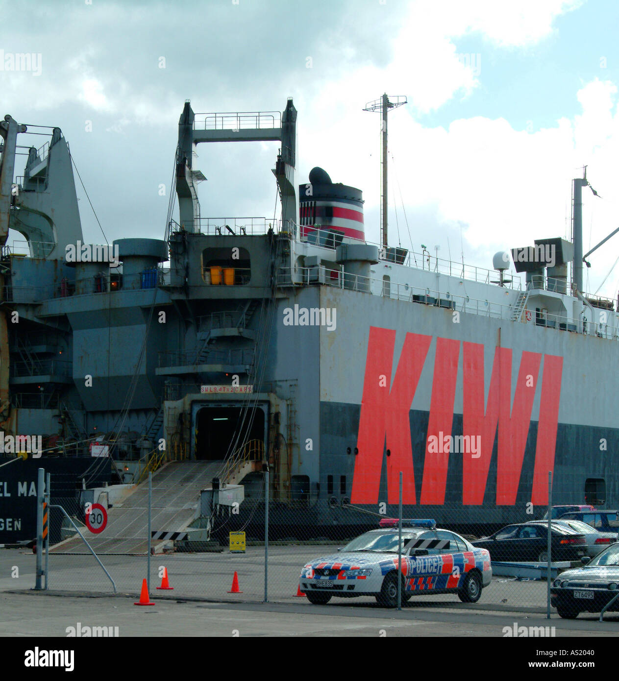 Container ship offloading hi-res stock photography and images - Alamy
