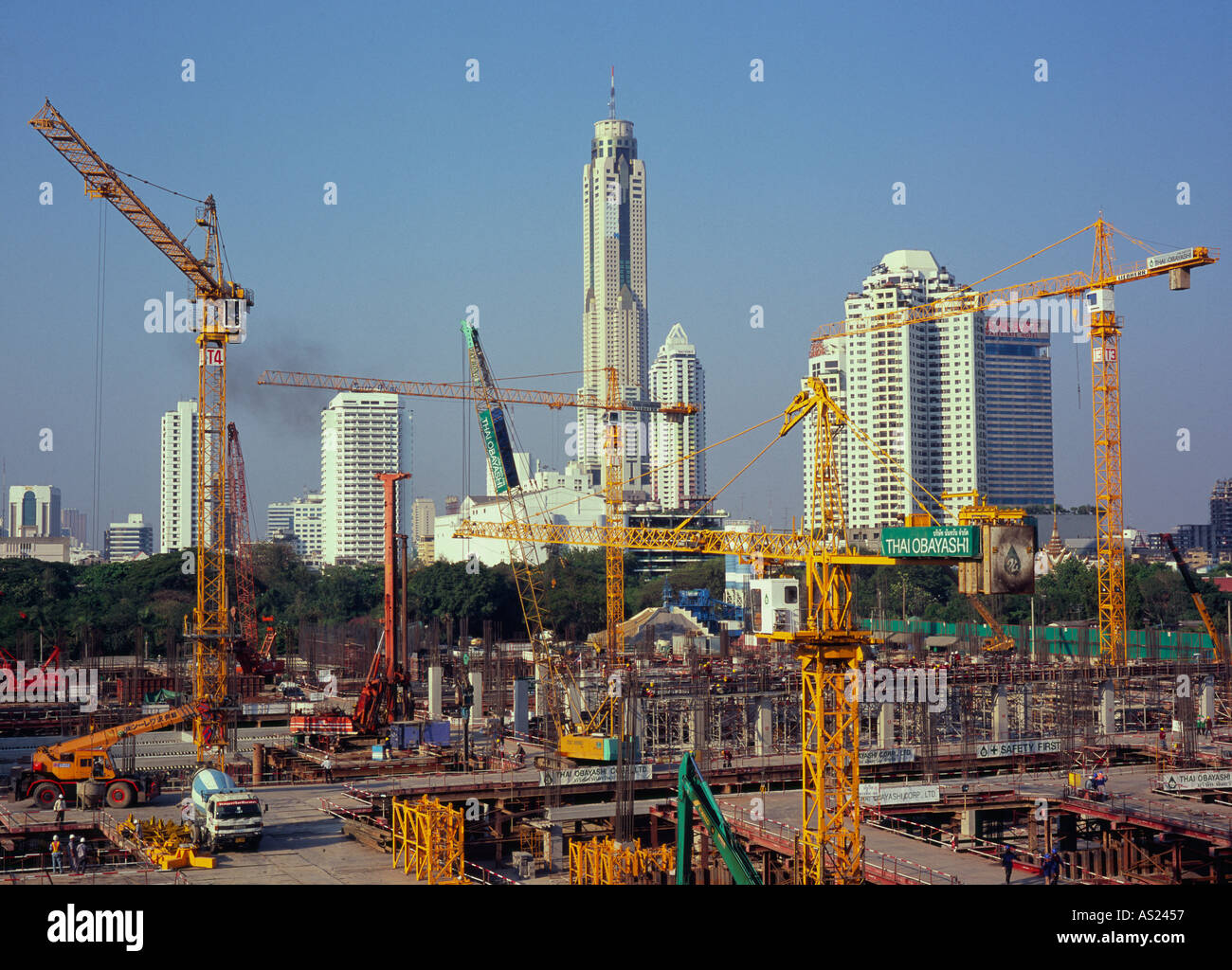 Thailande Bangkok View with cranes of the Siam Paragon building site at ...