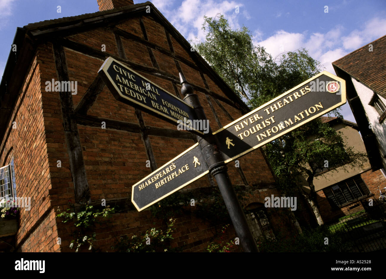 Stratford upon Avon direction sign in the town Stock Photo - Alamy