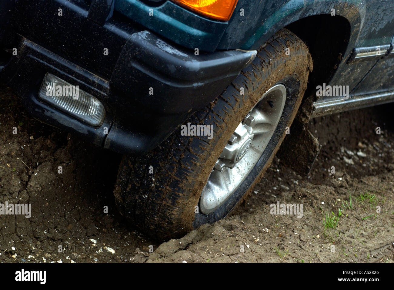 Land Rover Discovery wheel in a rut on The Ridgeway National Trail ...