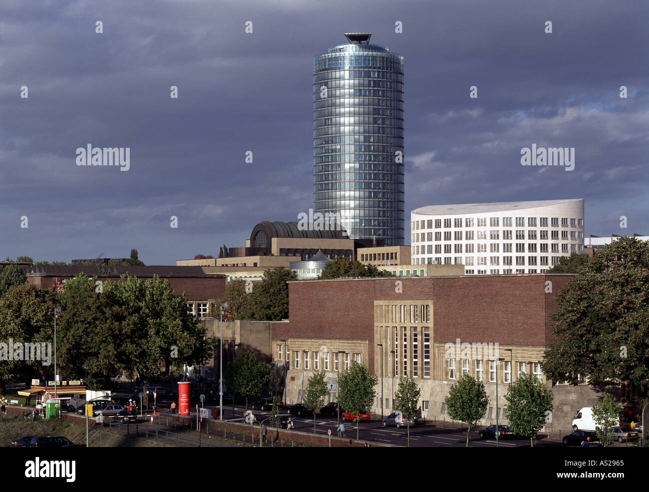 Düsseldorf, Ehrenhof, Kunstpalast und Victoria-Hochhaus, Blick von der ...