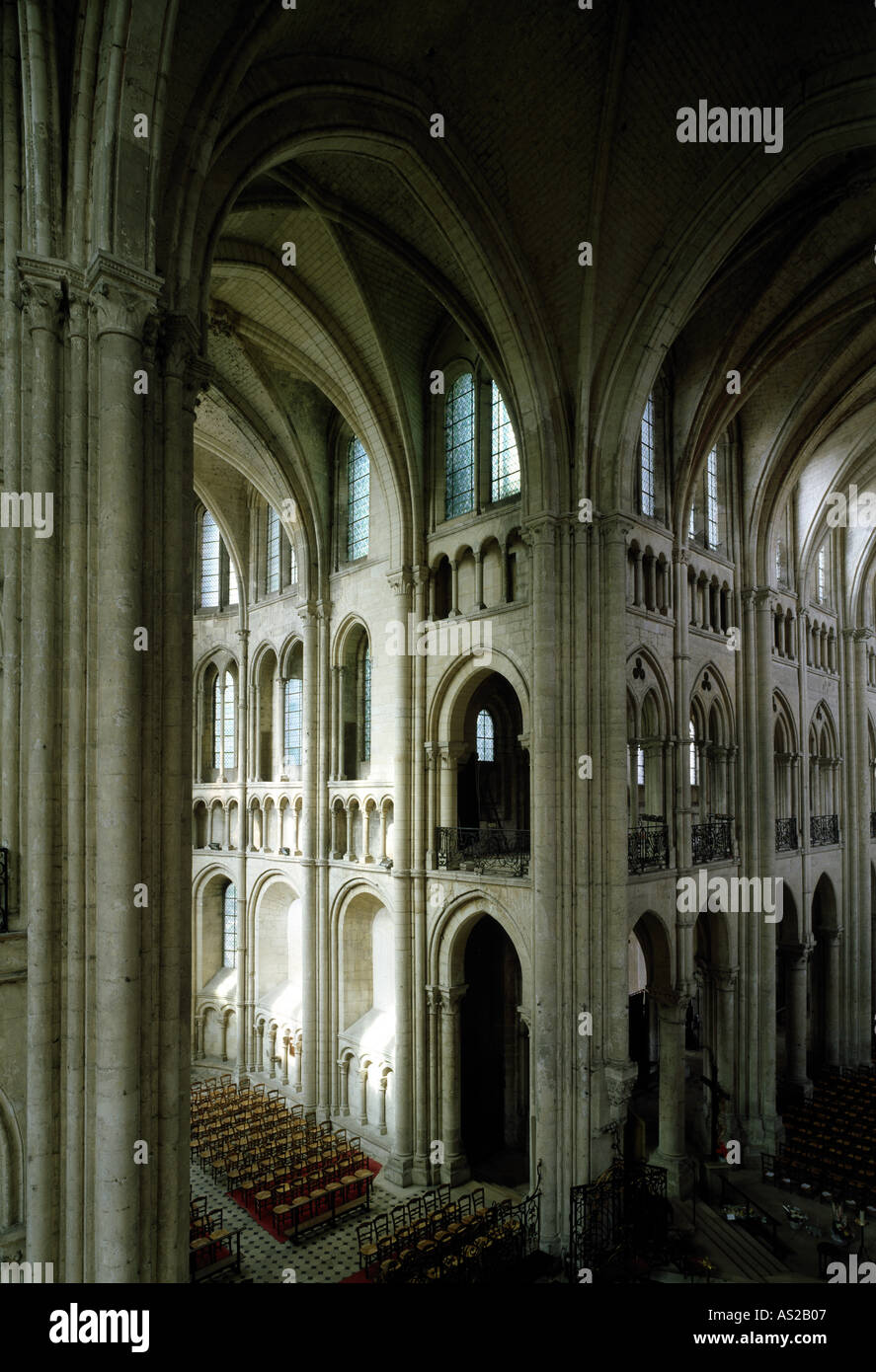 Noyon, Kathedrale, Blick vom Triforium in die Vierung Stock Photo - Alamy
