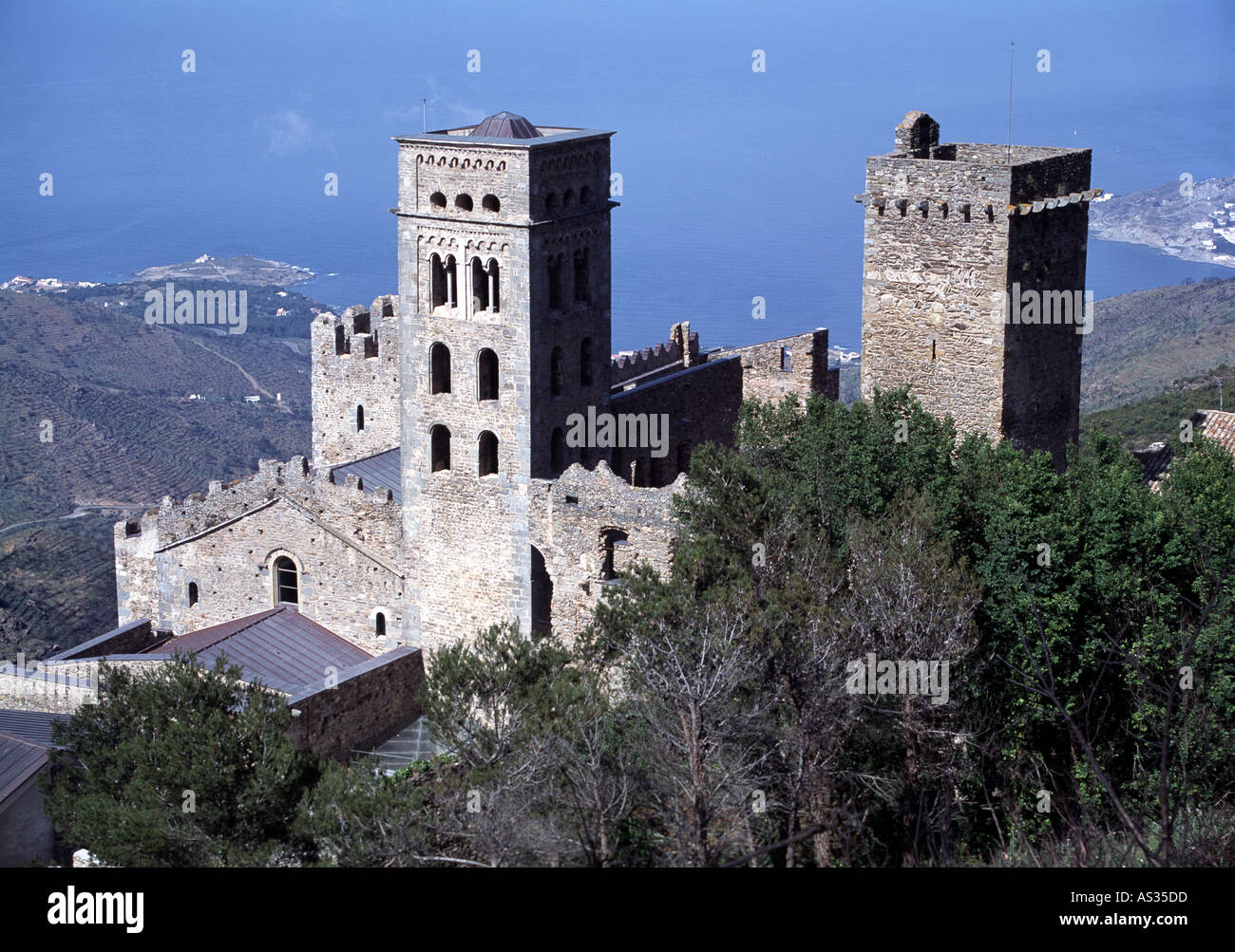 Sant Pere de Rodes, Kloster, Glocken- und Wehrturm Stock Photo - Alamy