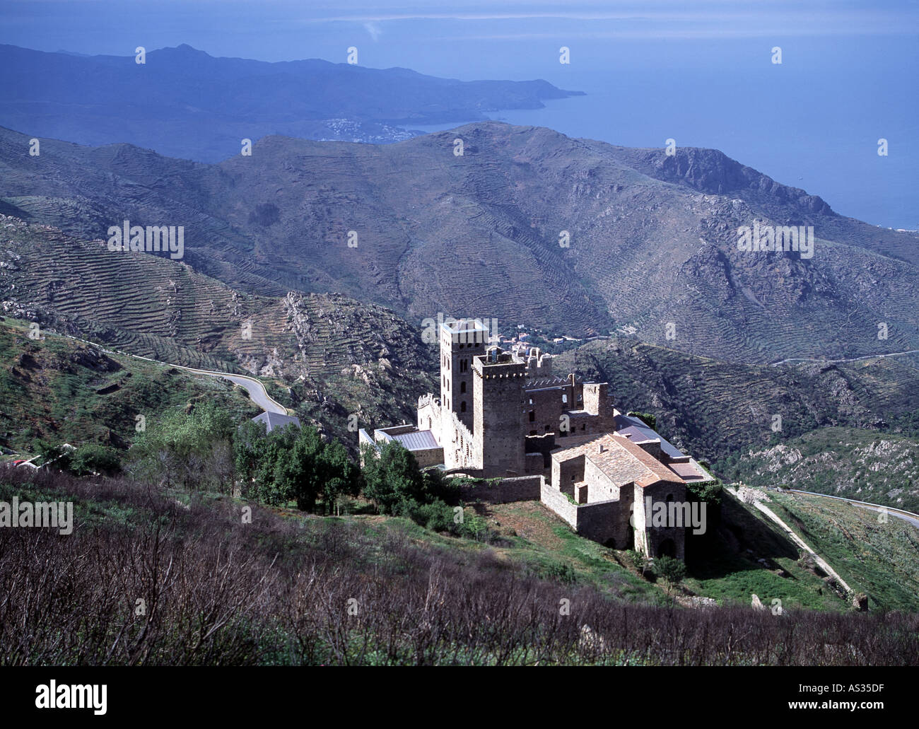 Sant Pere de Rodes, Kloster, Glocken- und Wehrturm, Südansicht Stock ...