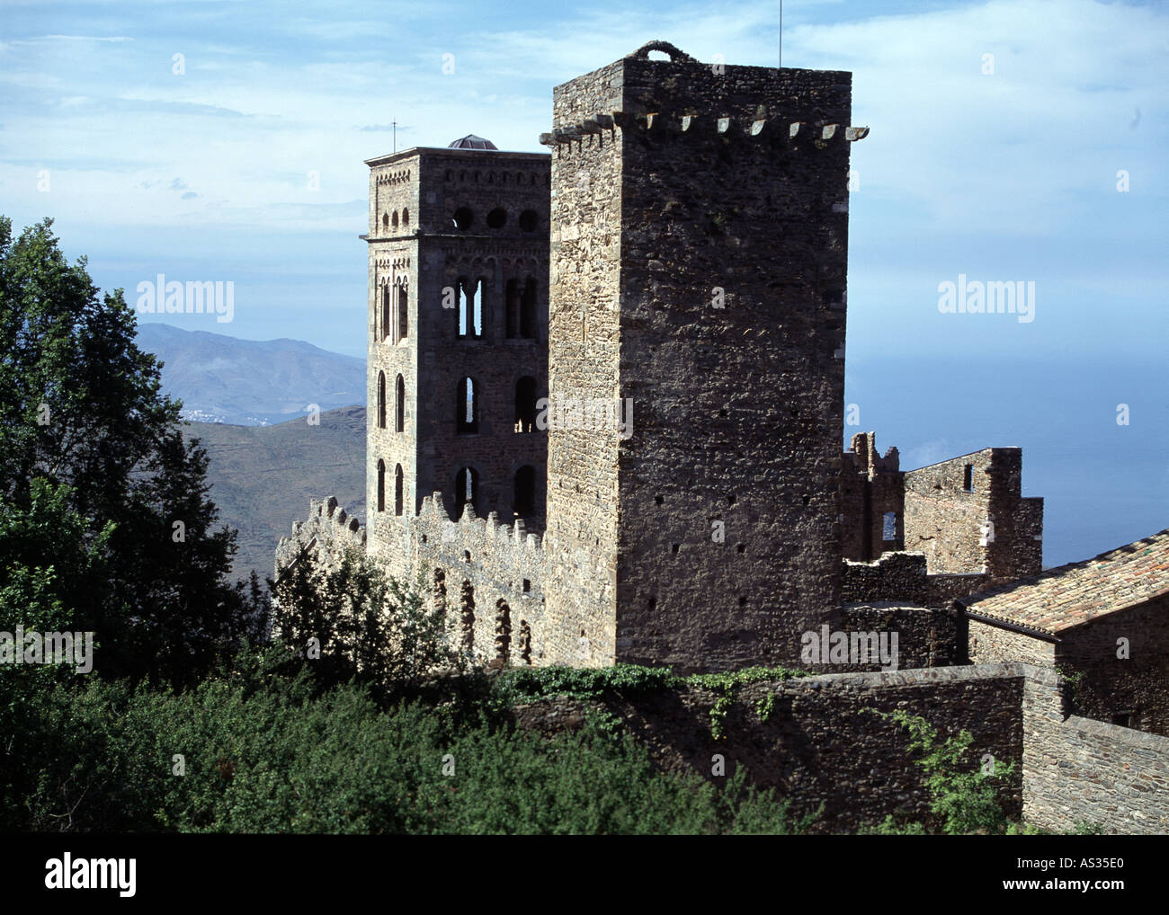 Sant Pere de Rodes, Kloster, Glocken- und Wehrturm Stock Photo - Alamy