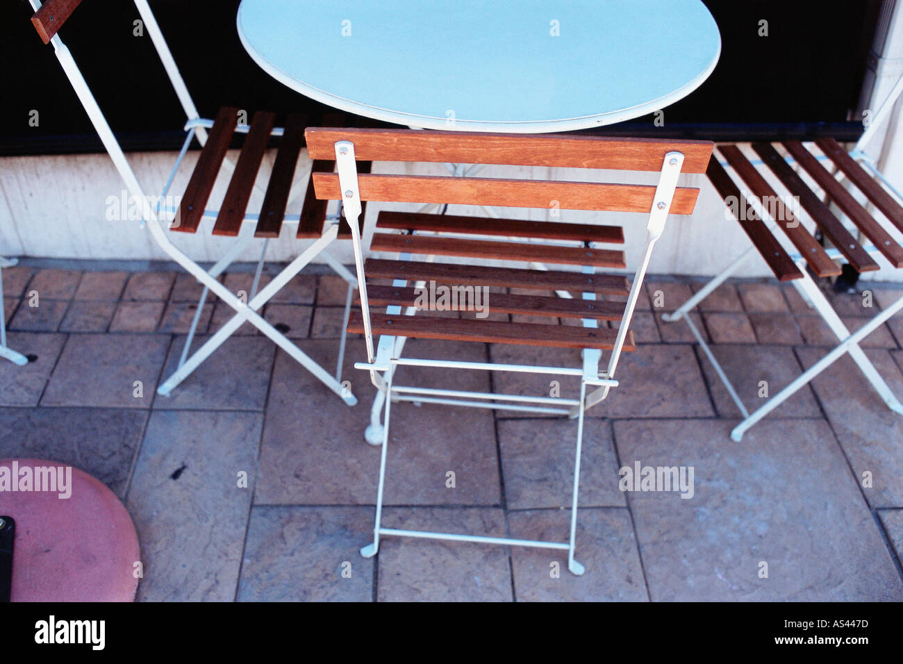 Empty chairs and table outside Stock Photo - Alamy