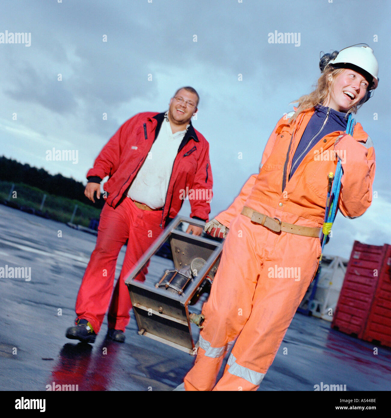Construction worker carrying pipe hi-res stock photography and images ...