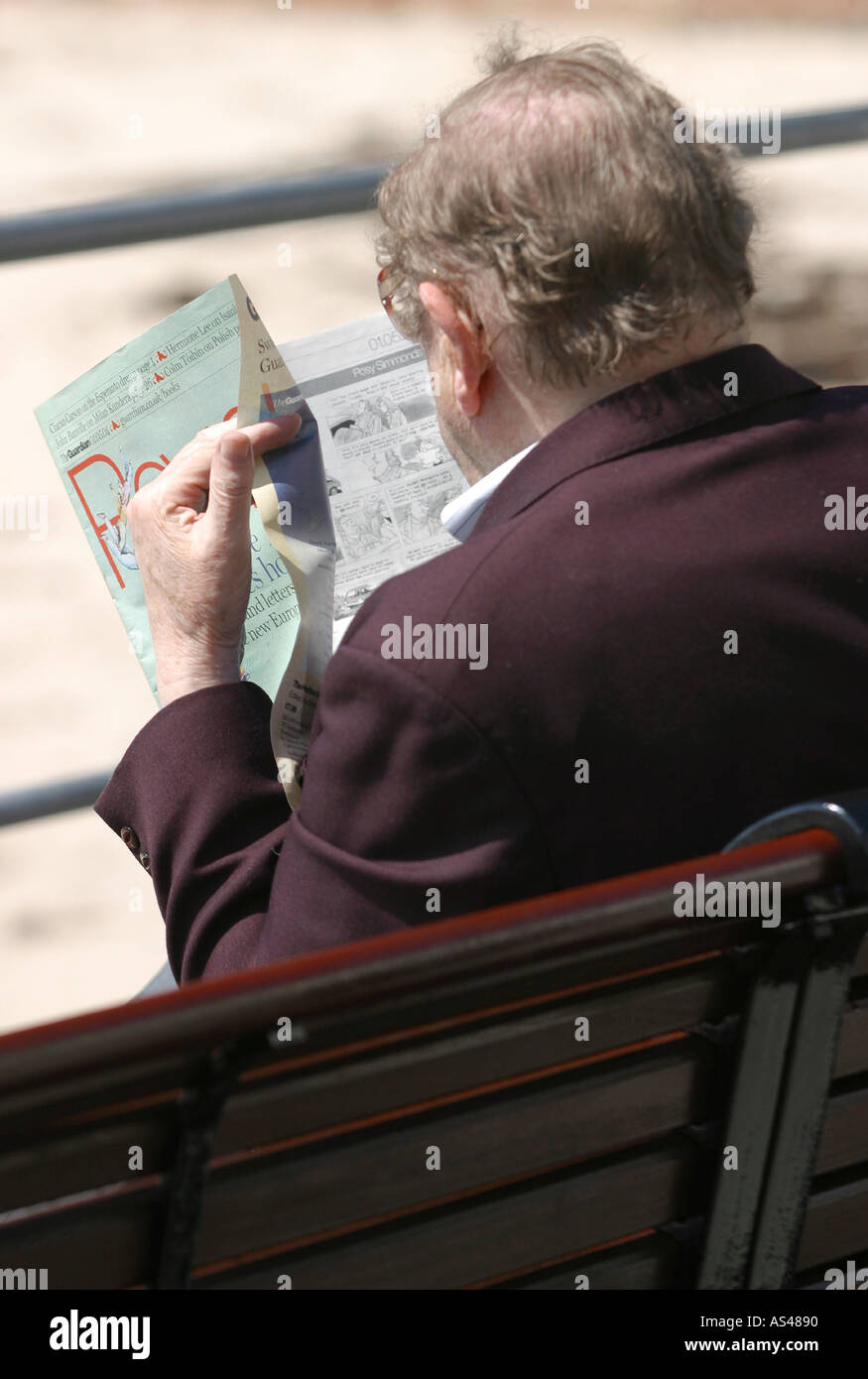 Man spy newspaper hi-res stock photography and images - Alamy