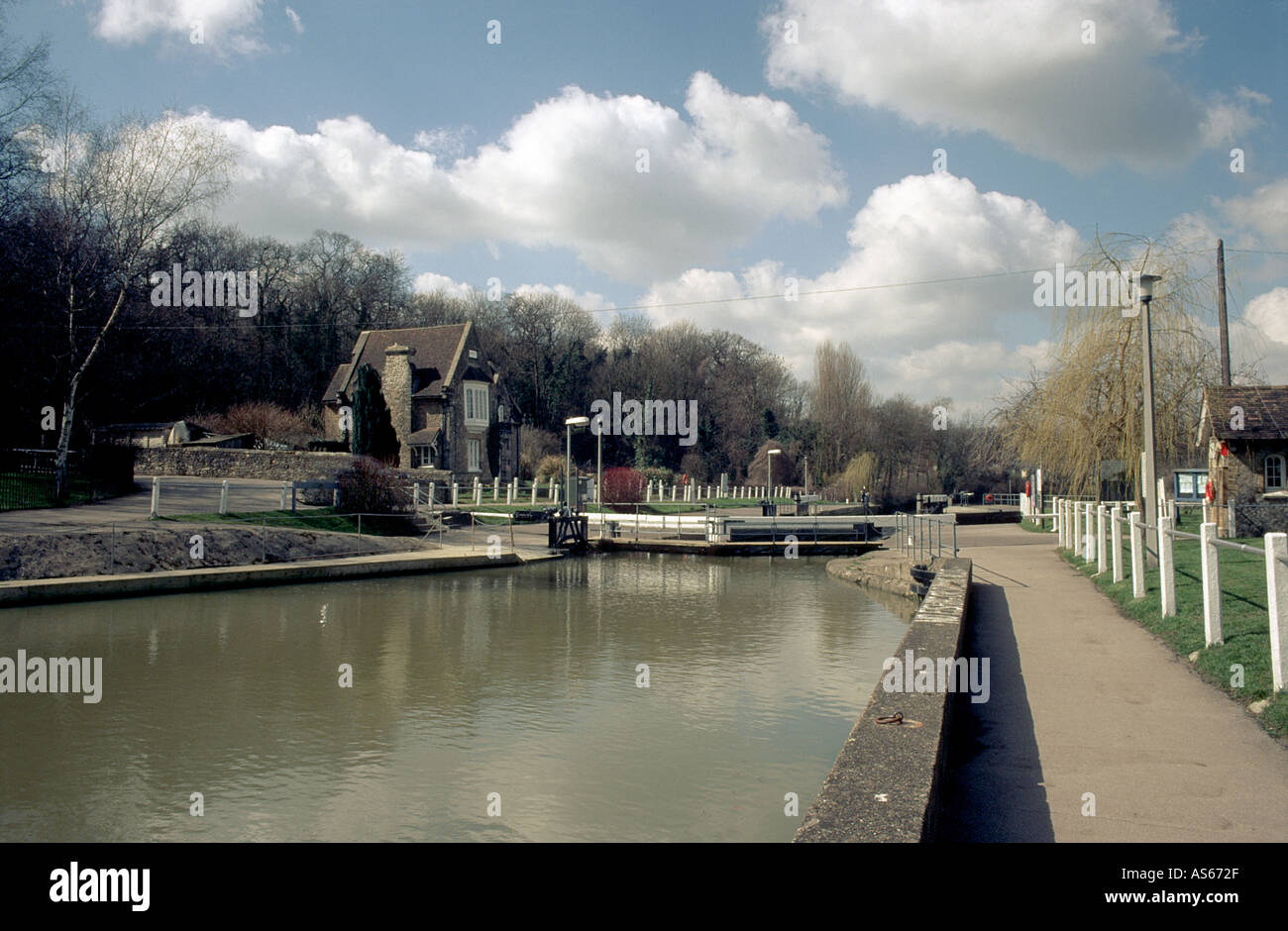 River Medway Aylesford lock keepers cottage Stock Photo - Alamy