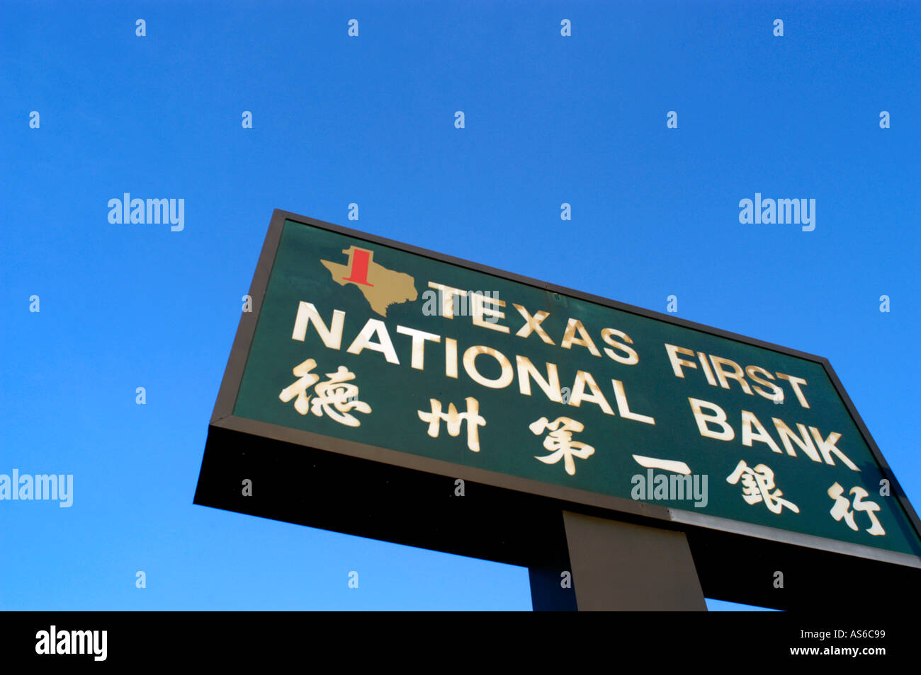 Vietnamese and English signs in Houston Texas Stock Photo - Alamy