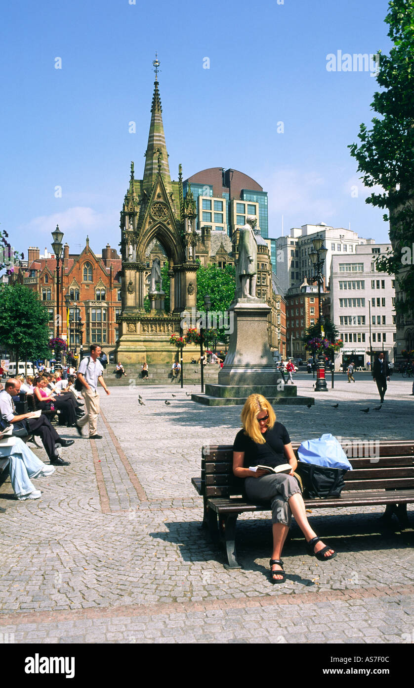 Manchester city centre. Albert Square in front of the Town Hall showing ...