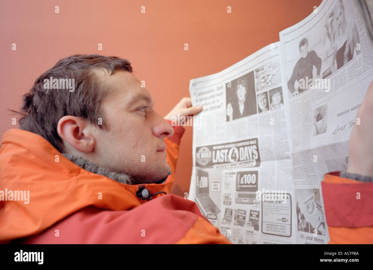 Reading broadsheet newspaper uk hi-res stock photography and images - Alamy