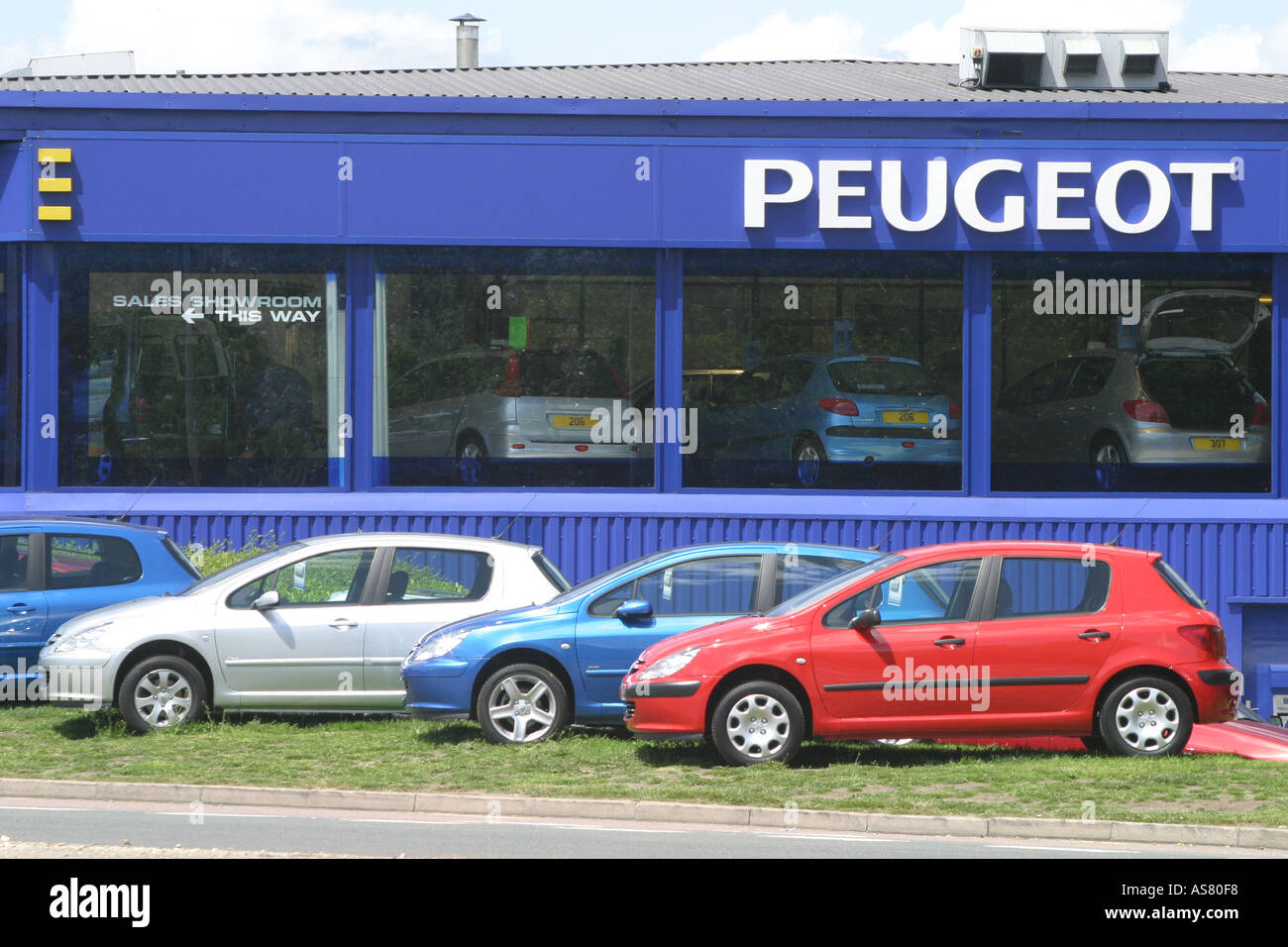 Car showroom cars outside hi-res stock photography and images - Alamy