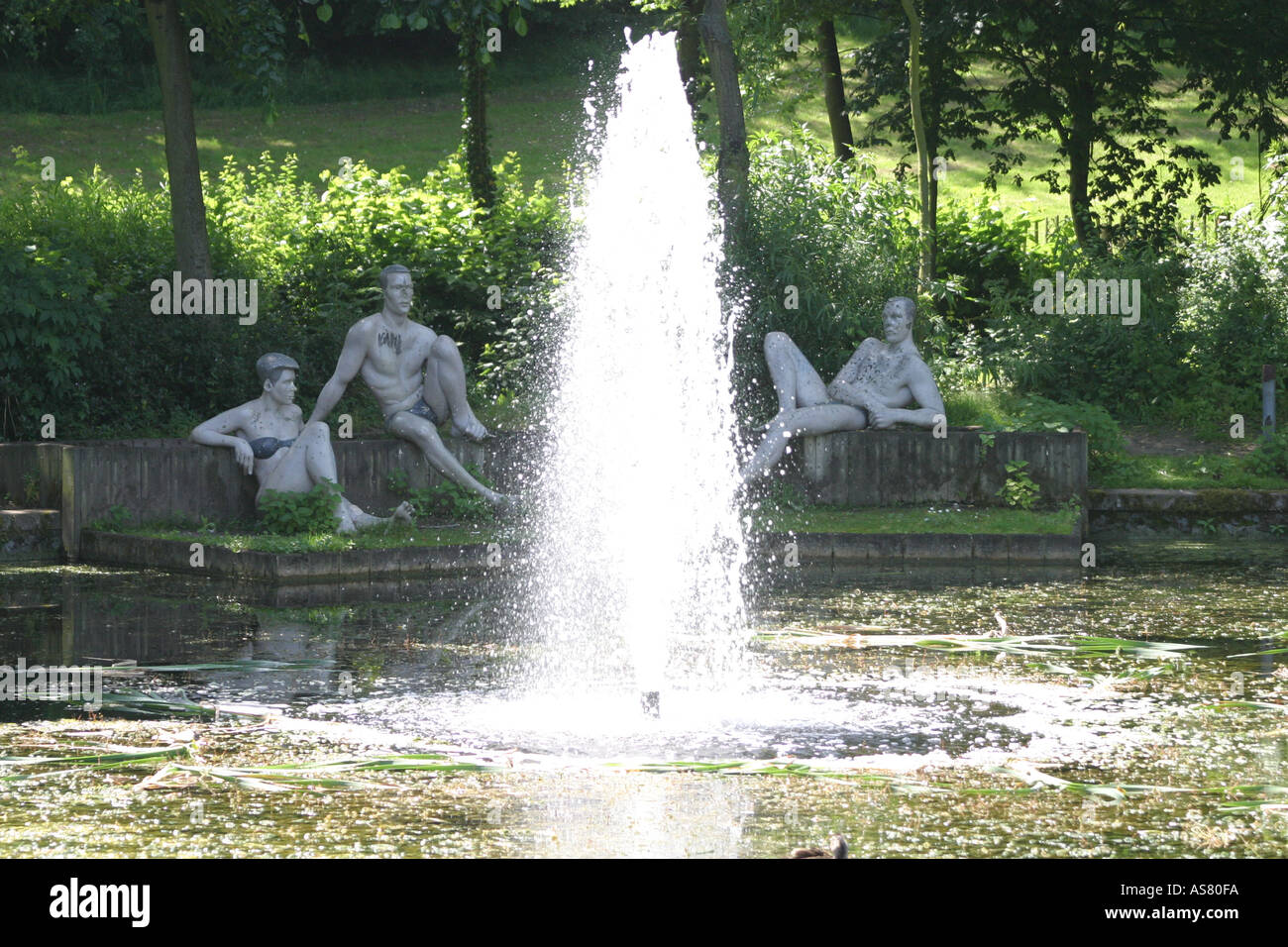 Statues next to a lake outside the West Swindon District Centre Stock ...
