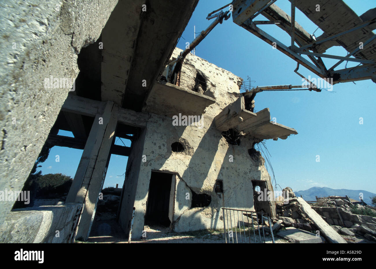 War damaged building hi-res stock photography and images - Alamy