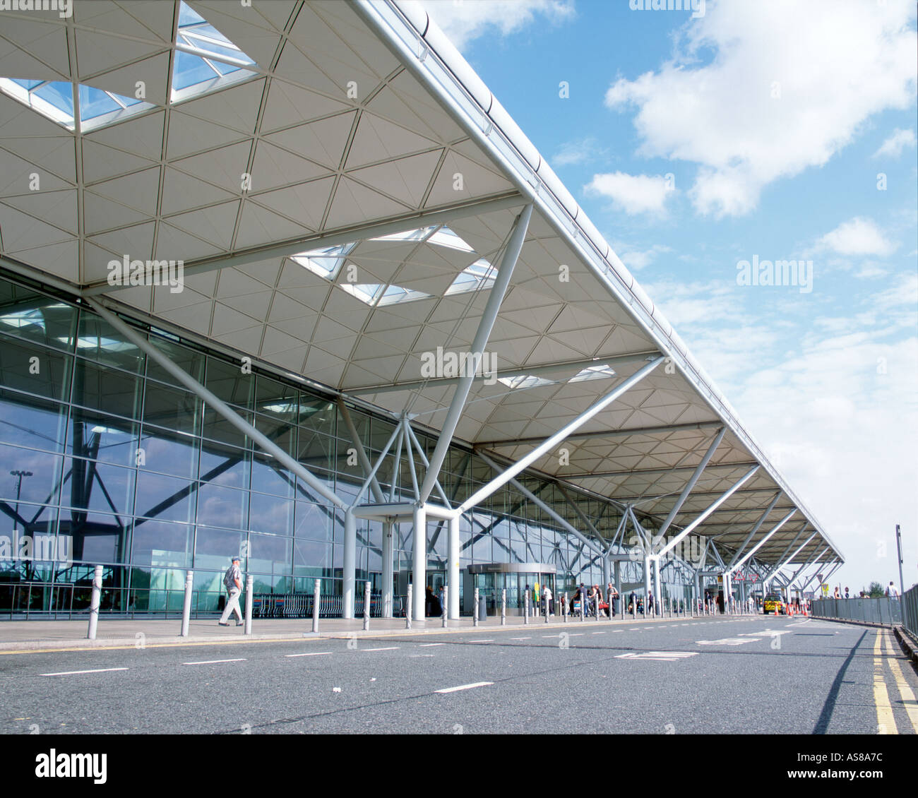 London stansted airport main terminal hi-res stock photography and ...