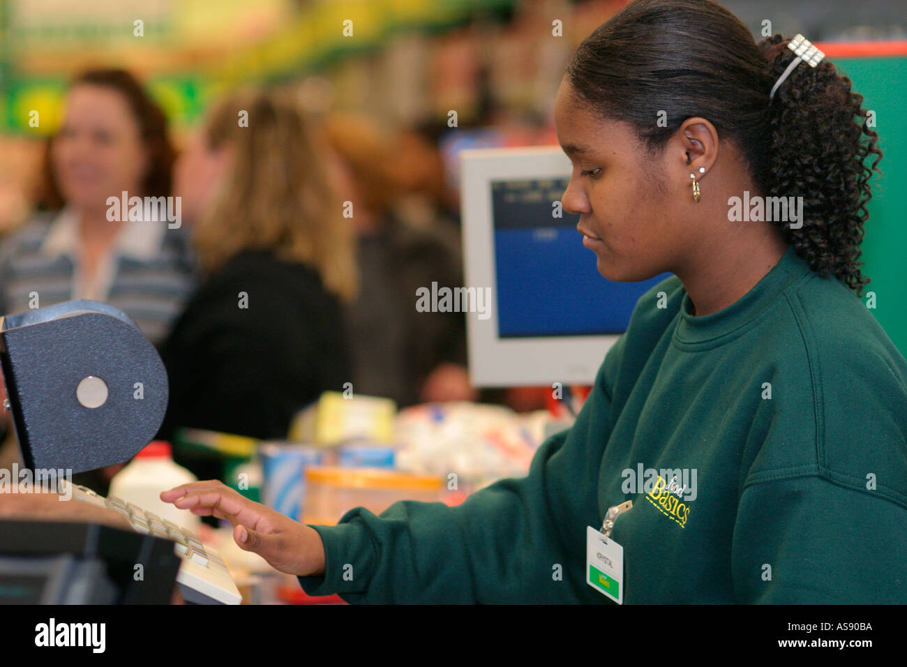 Teenager working supermarket hi-res stock photography and images - Alamy