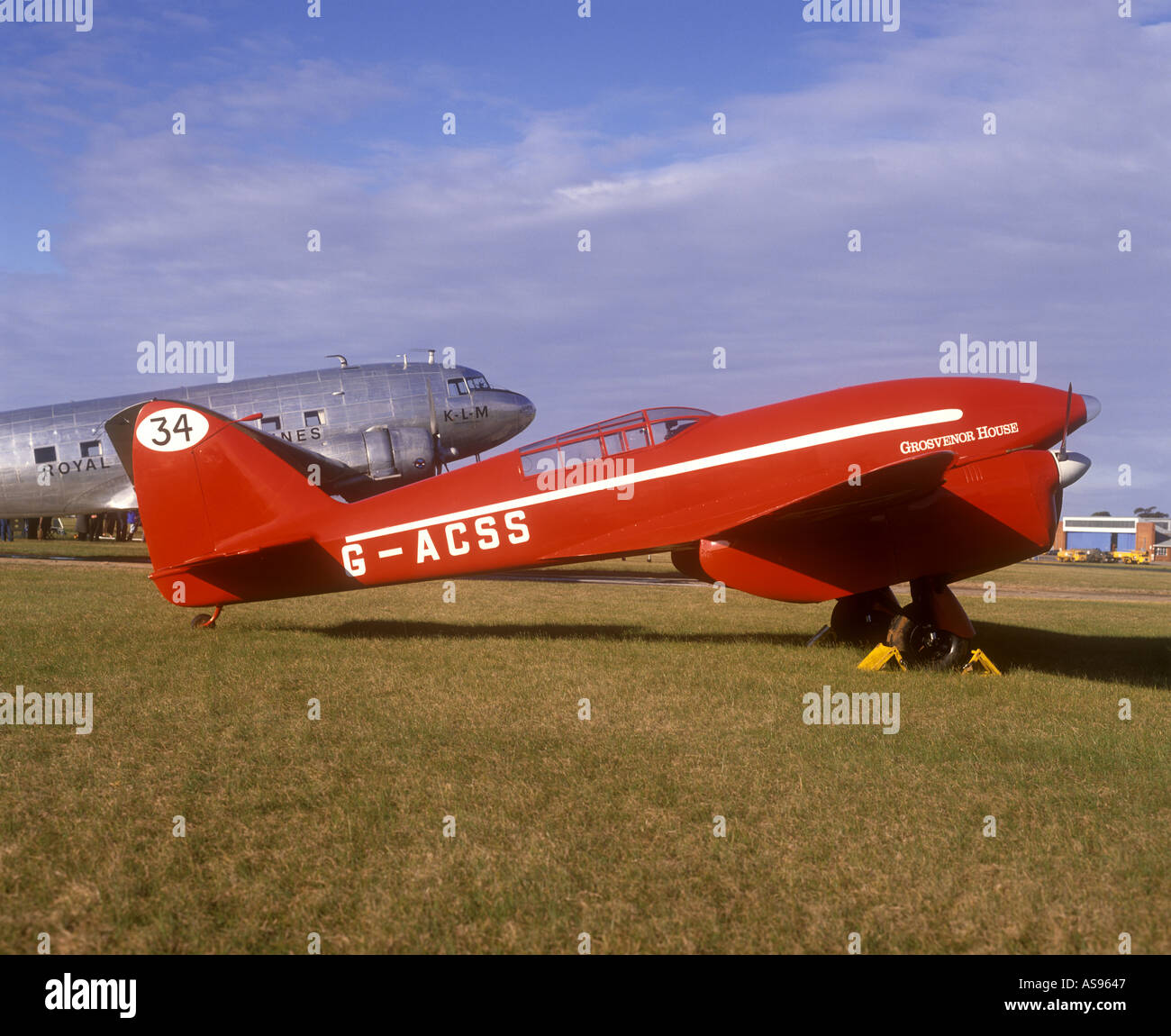 Red aircraft racing 1930s hi-res stock photography and images - Alamy
