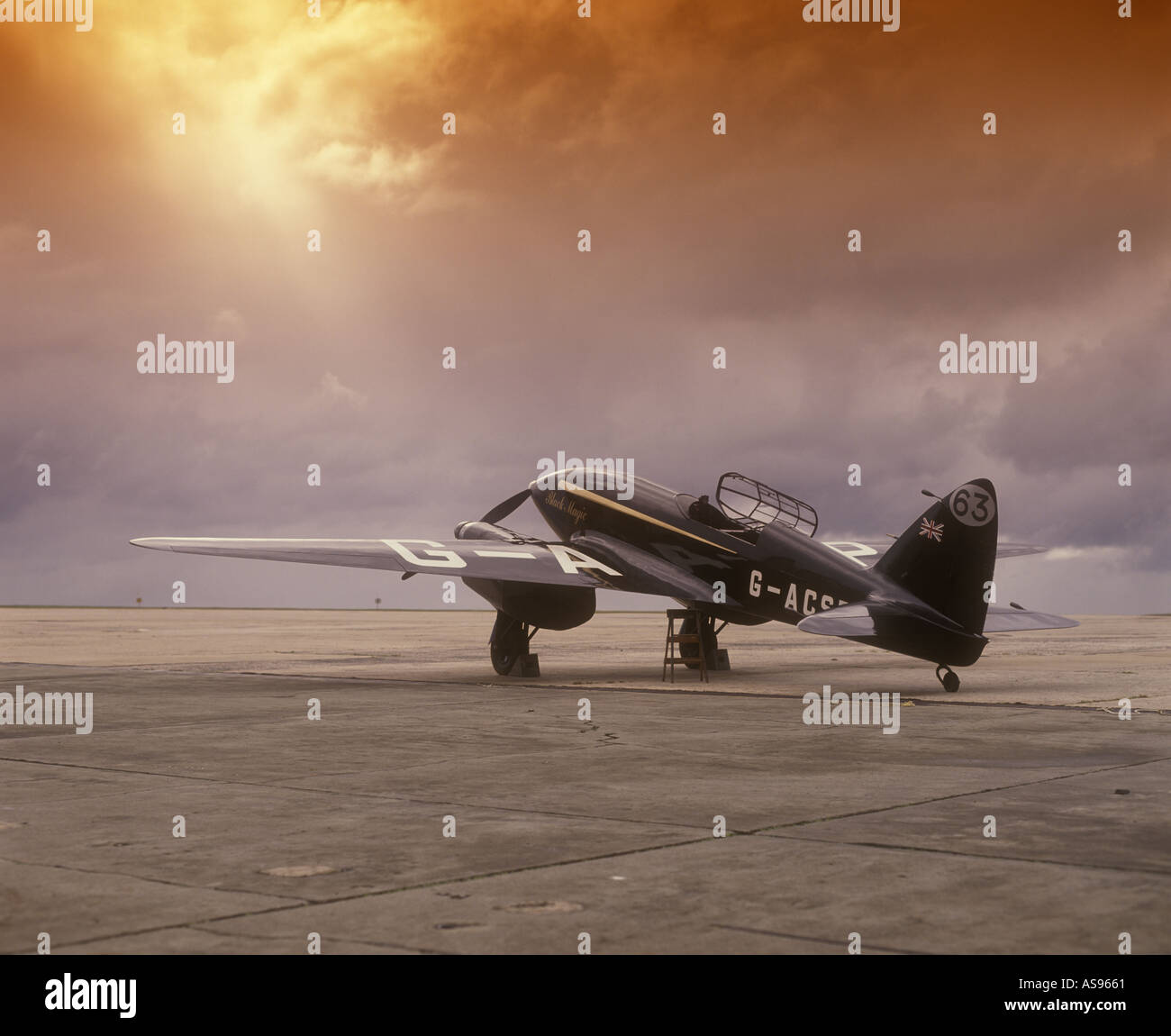Black racing aircraft 1930s hi-res stock photography and images - Alamy