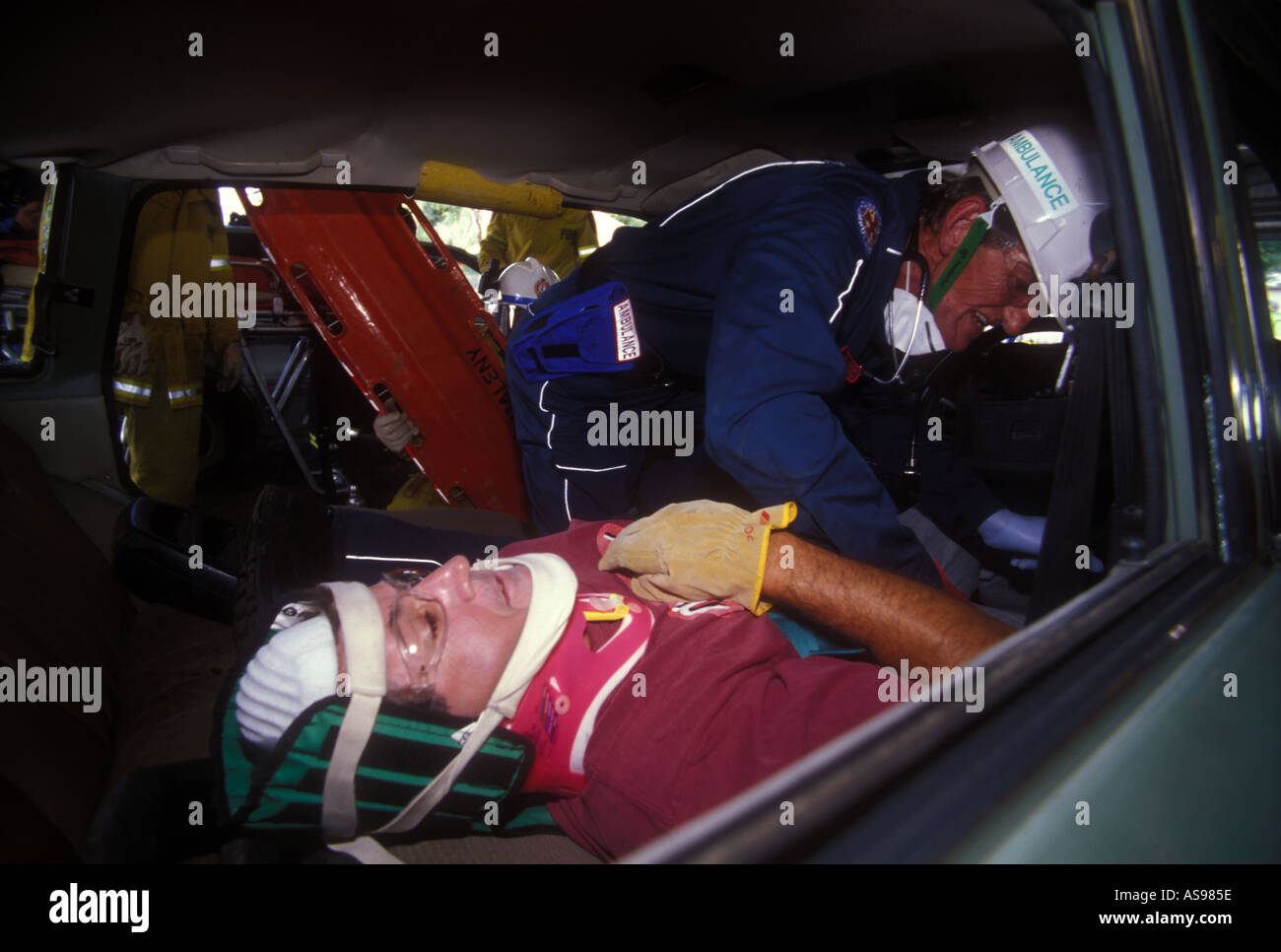 Neck brace spinal board paramedic hi-res stock photography and images ...