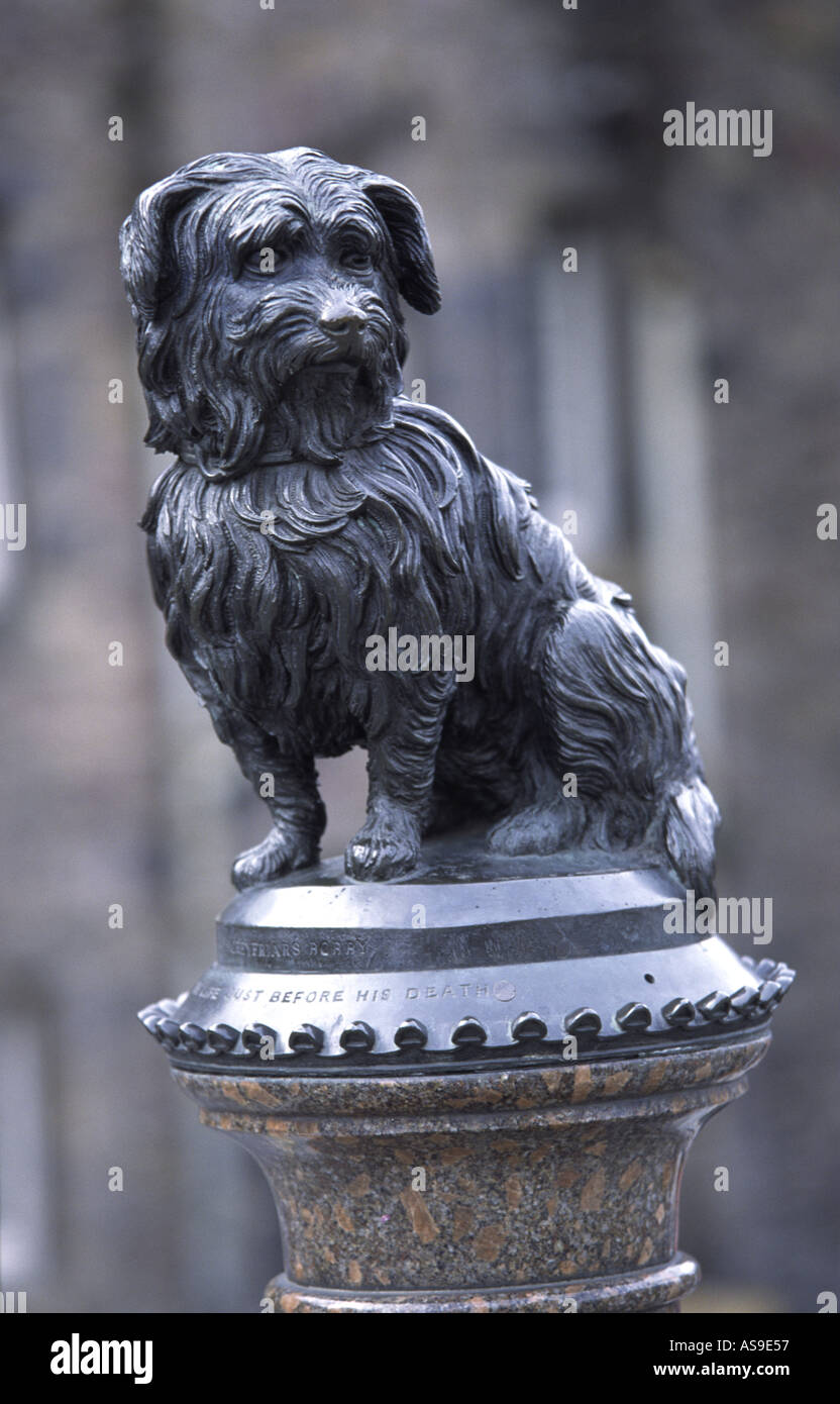 the statue of greyfriars bobby edinburgh scotland Stock Photo - Alamy