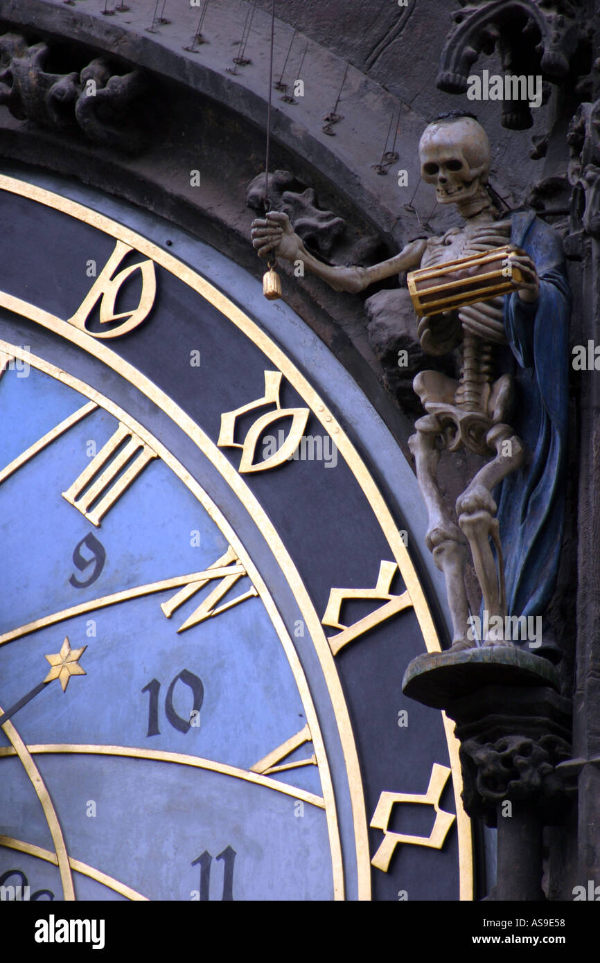 Skeleton clock detail hi-res stock photography and images - Alamy