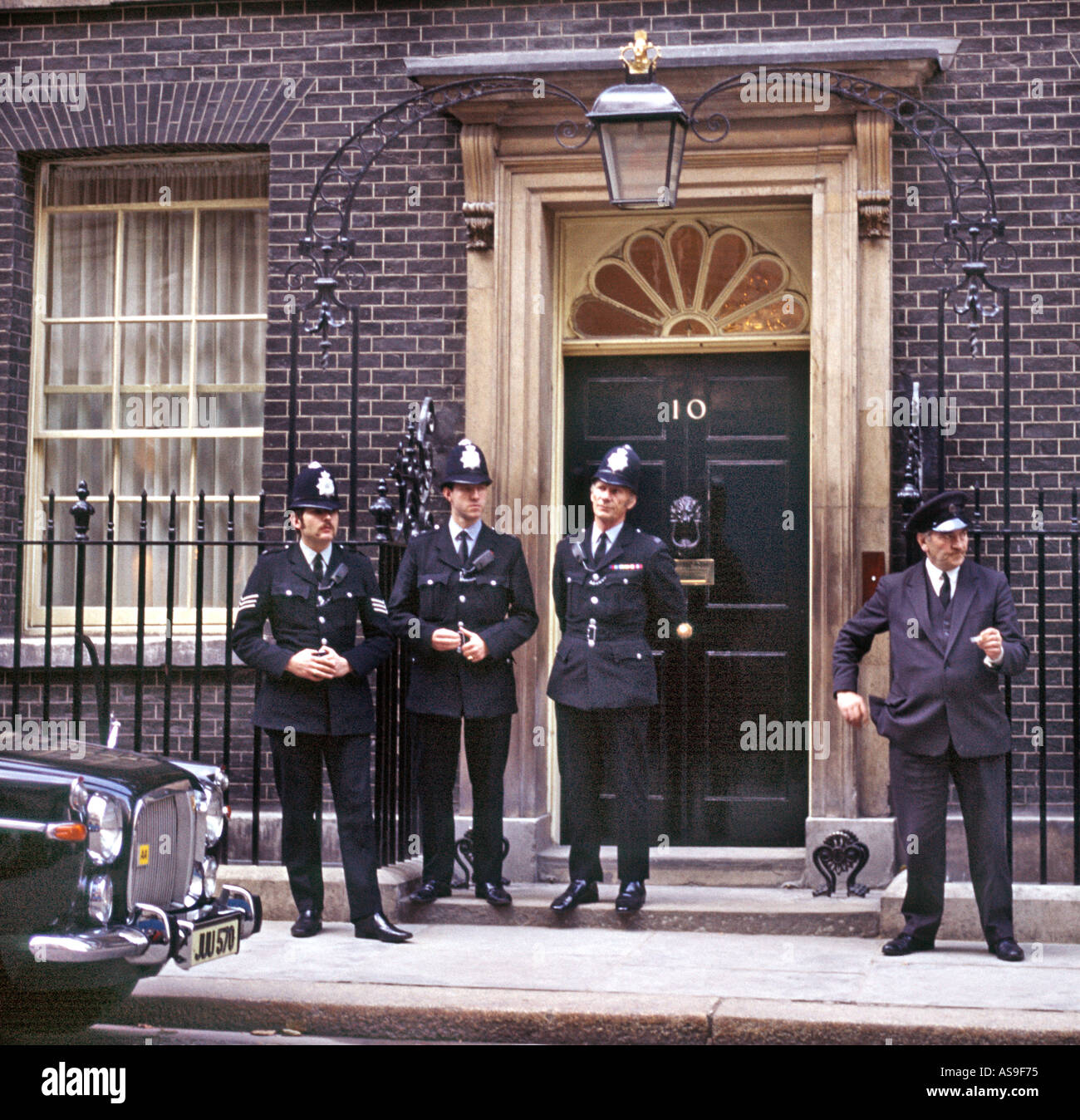Outside 10 downing street hi-res stock photography and images - Alamy