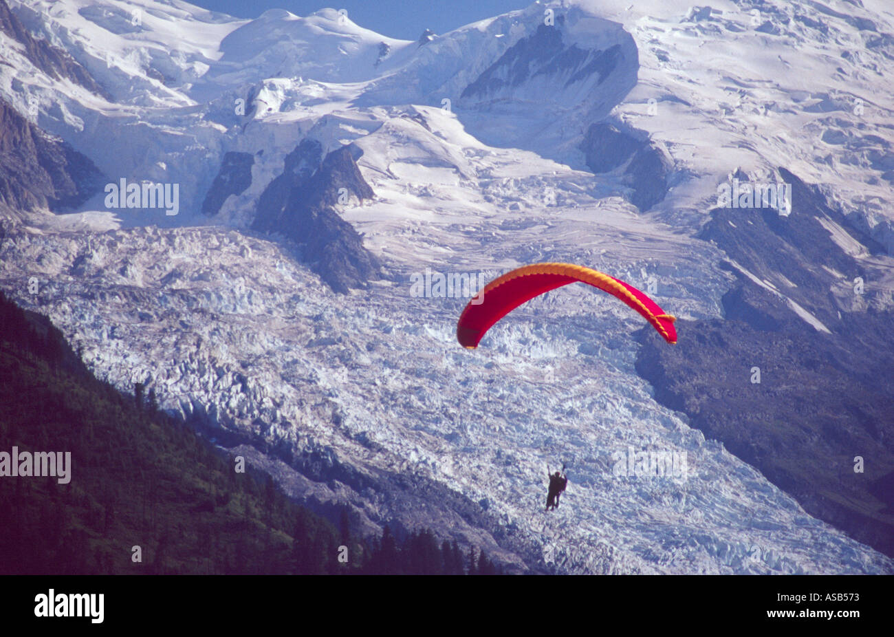 Parascending parascender hi-res stock photography and images - Alamy