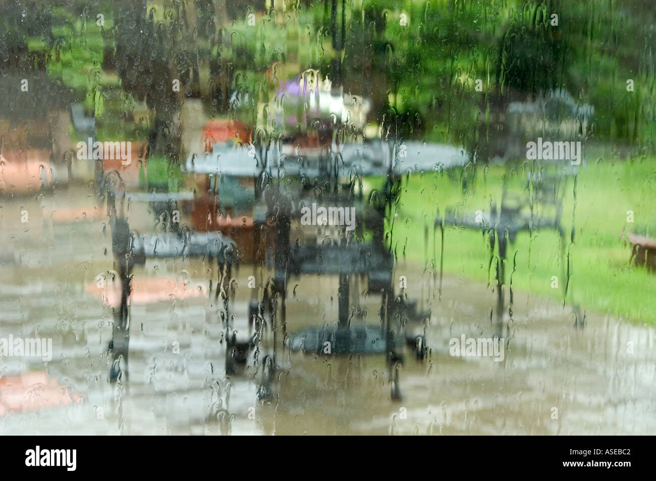 Rain through window hi-res stock photography and images - Alamy