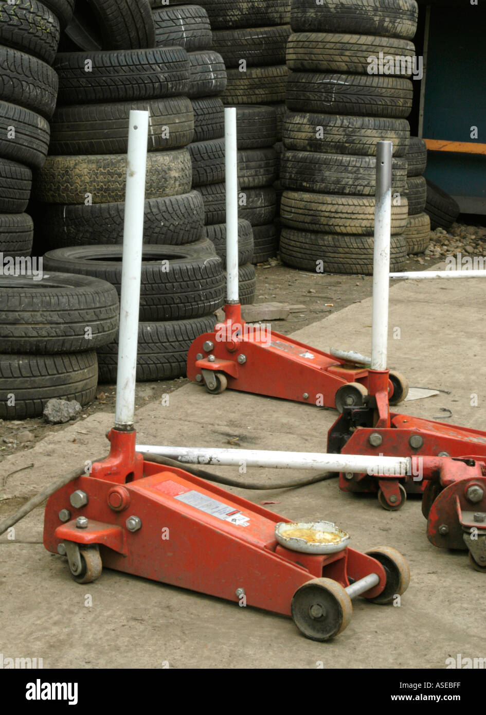 Tyre jacks hi-res stock photography and images - Alamy