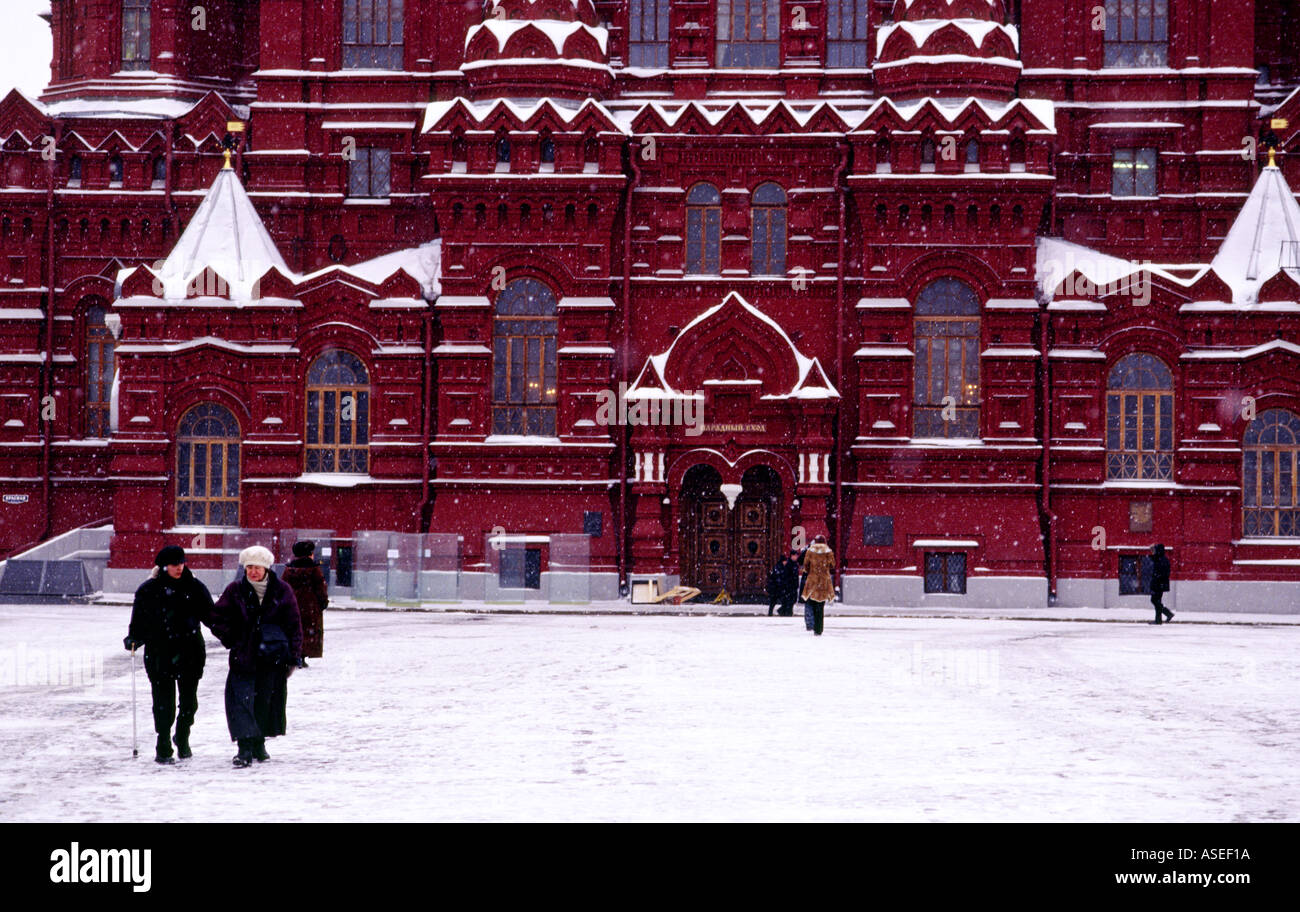 Tourists at the Red Square State History Museum in the background ...