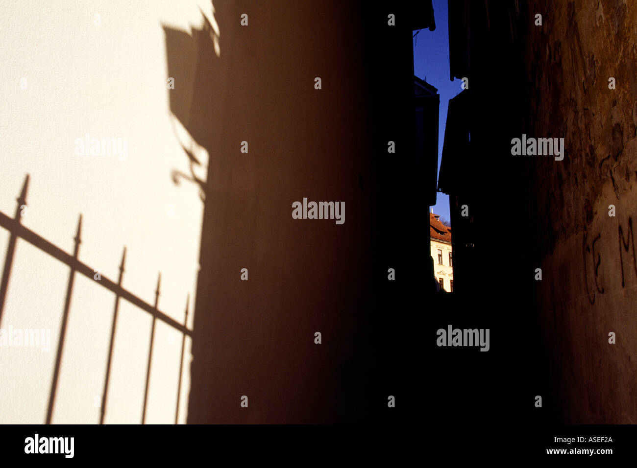 Two building walls together narrow hi-res stock photography and images ...