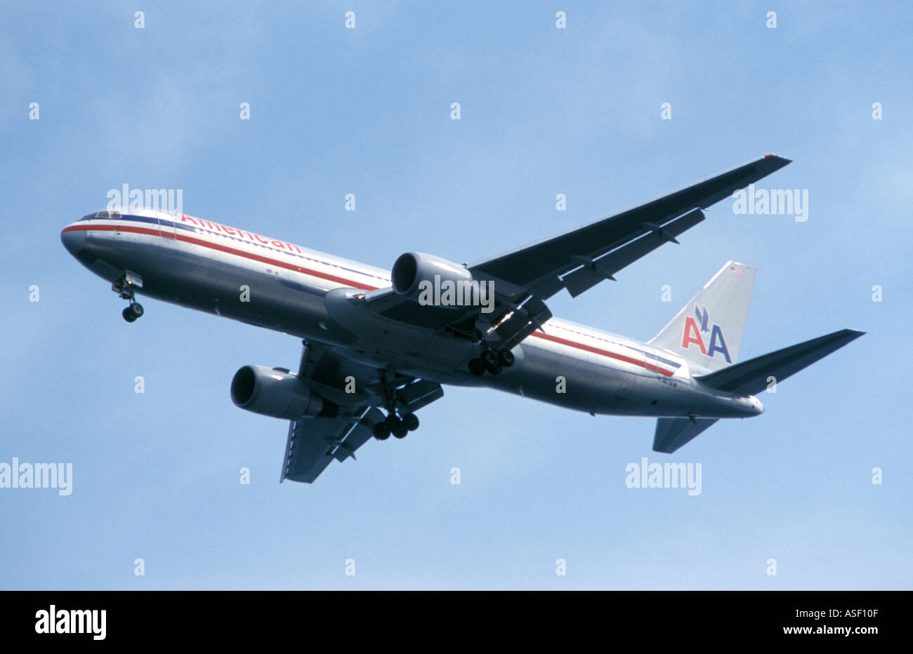 An American Airlines passenger jet comes in to land at Logan ...