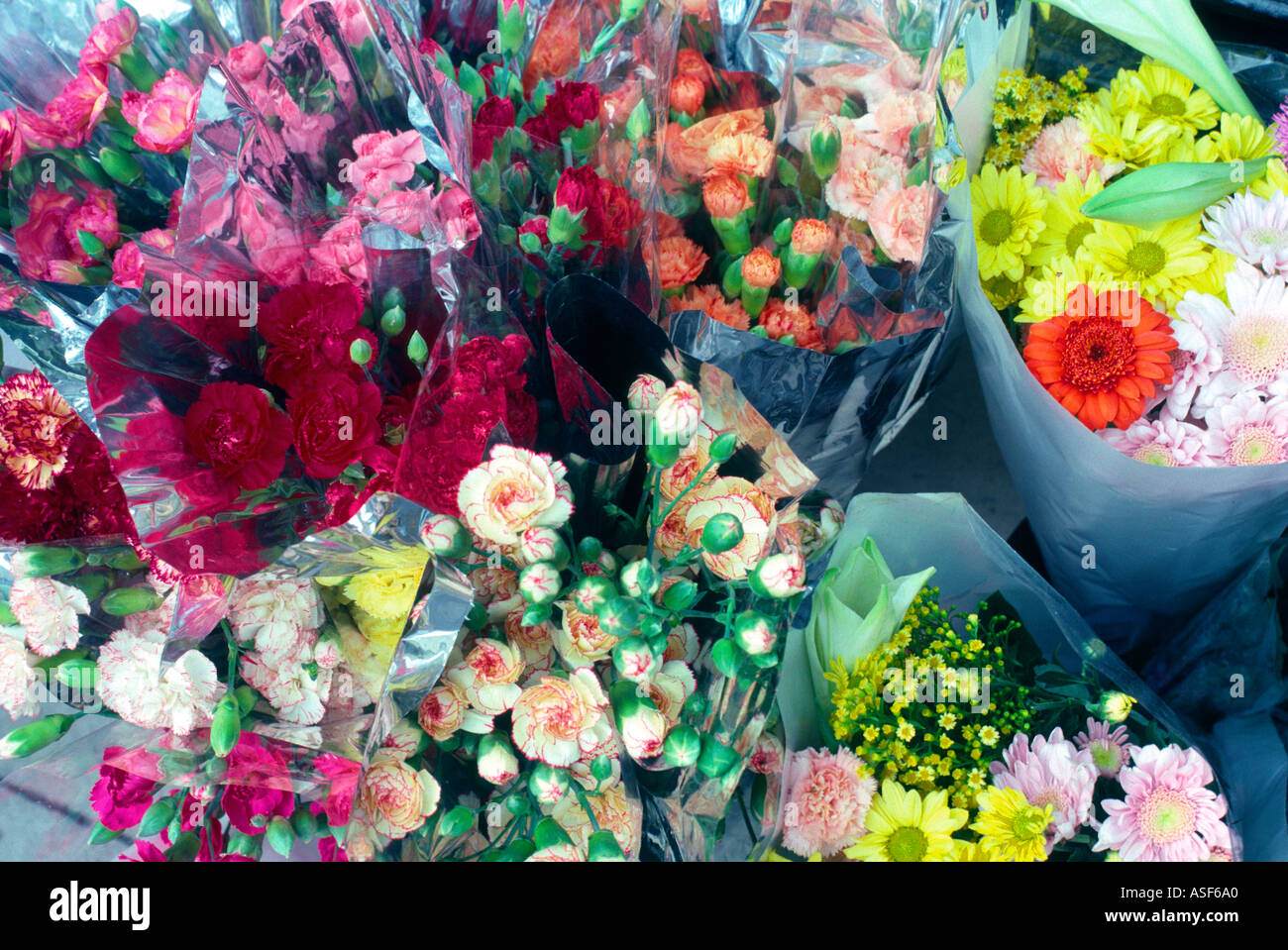 Flowers in bunches hi-res stock photography and images - Alamy